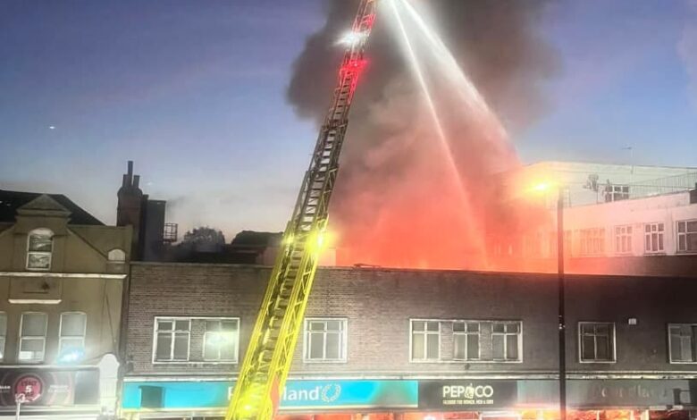 Penge Fire: 100 hasičů se zabývá obrovským plamenem v Poundlandu na ...